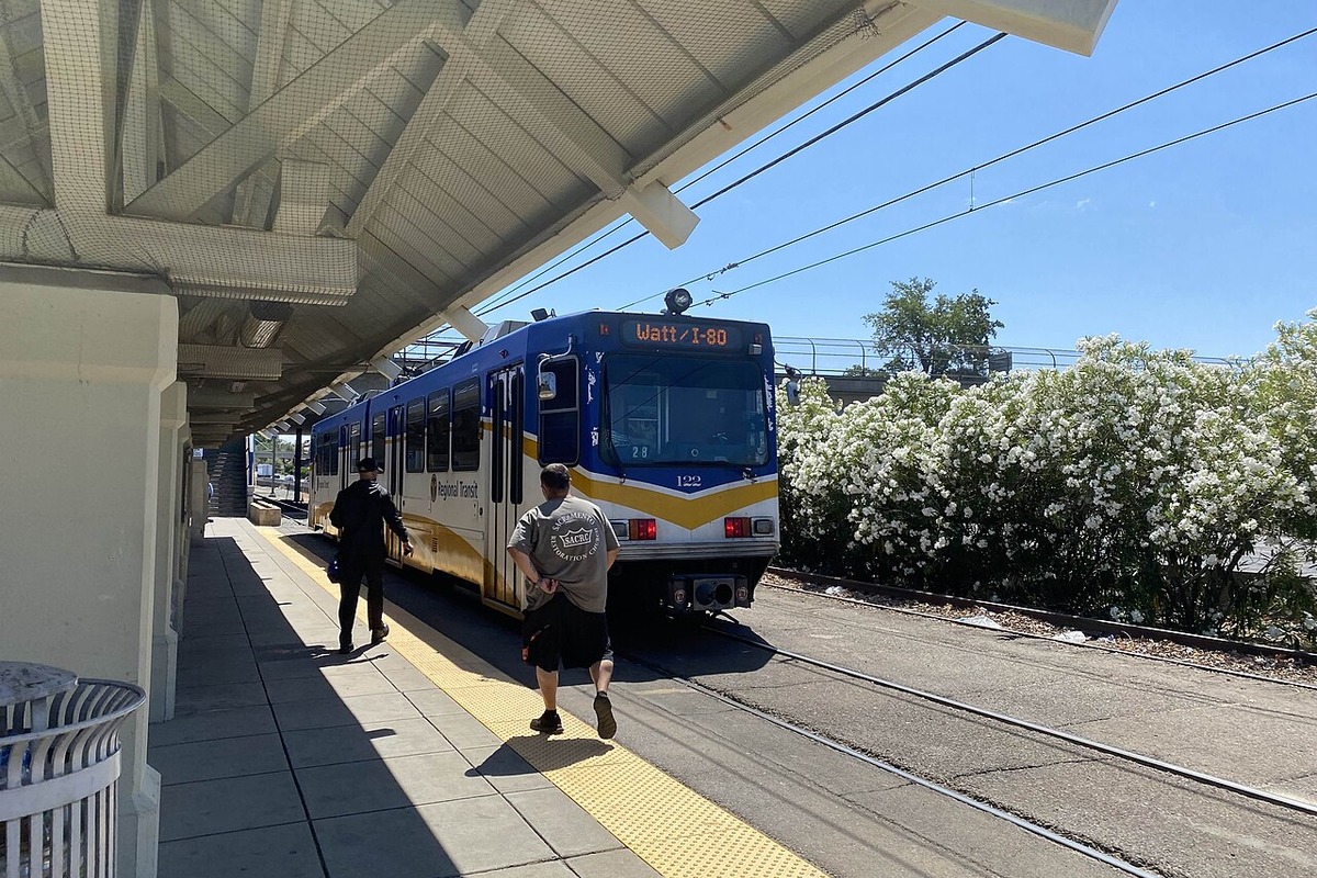 Elk Grove Weighs Light Rail Expansion Options to Enhance Sacramento