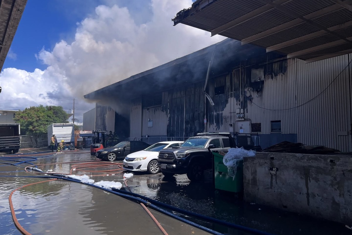Honolulu Firefighters Tackle Intense Three-Alarm Blaze in Kalihi,