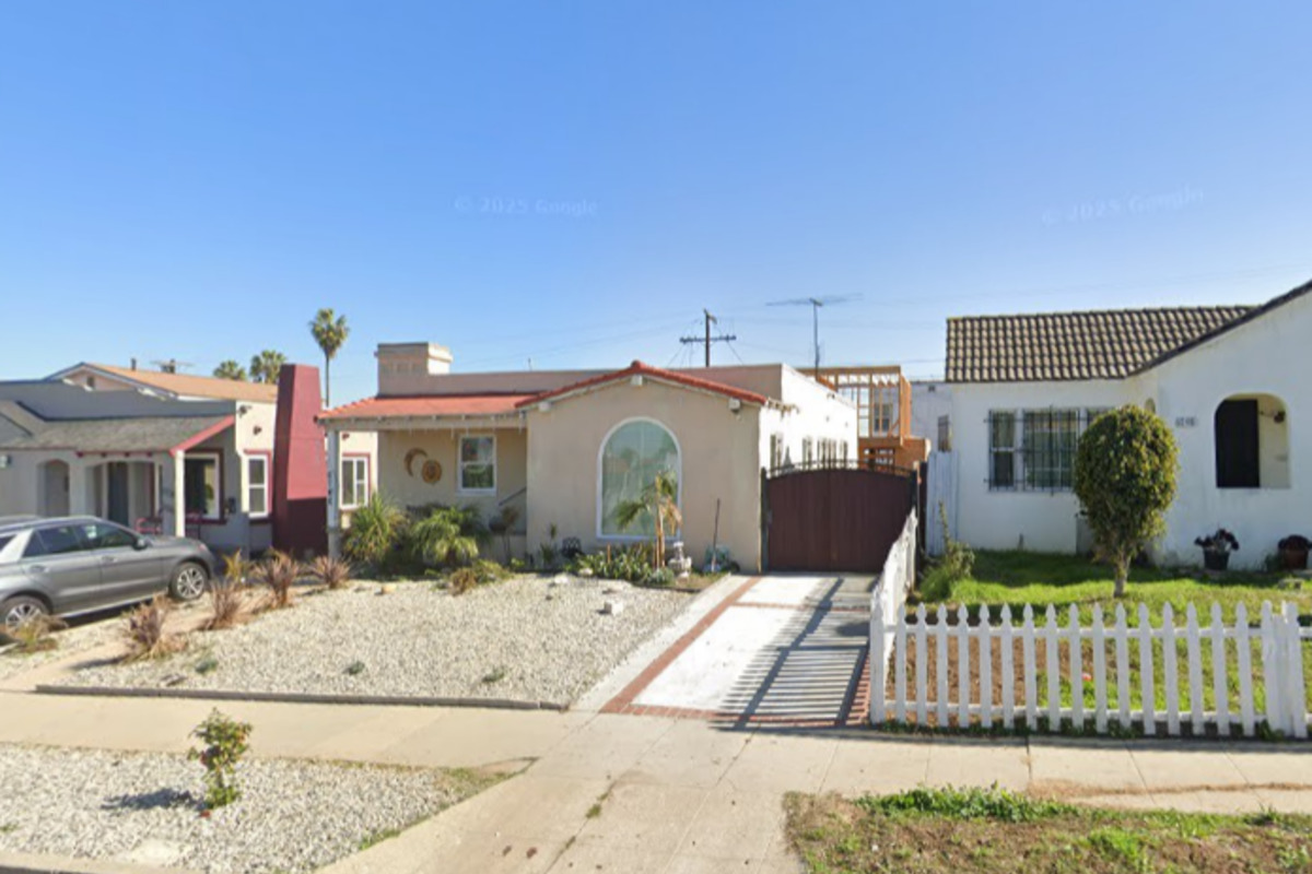 Los Angeles Fire Department Swiftly Extinguishes Hyde Park Garage