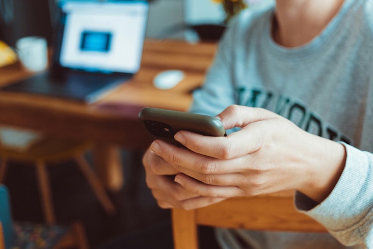 New York Enforces Statewide Ban on Cellphone Use in Schools to Counter