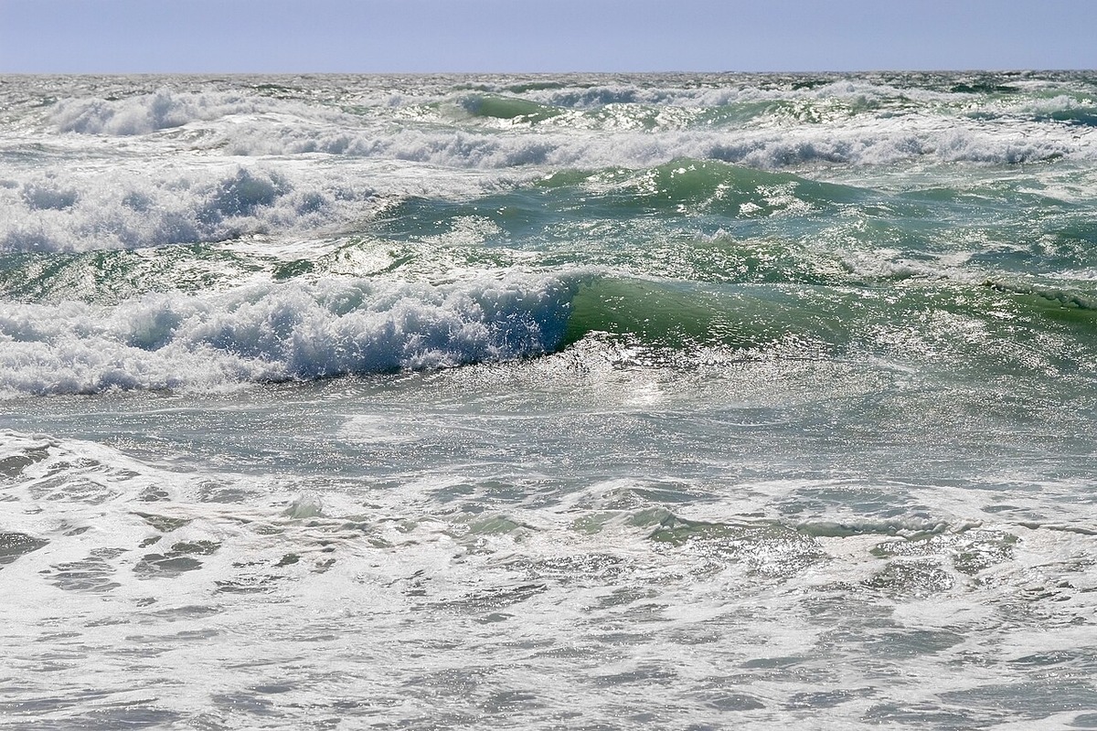 Oahu's Eastern Shorelines Awash with Spectacle as Tropical Storm Kiko