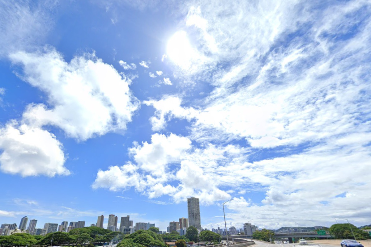 Residents on Alert as Tropical Cyclone Kiko Approaches Honolulu, Dry