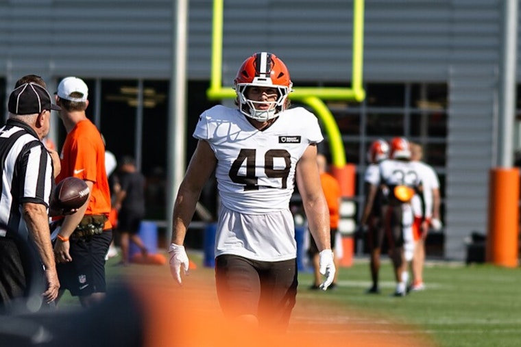 Carson Schwesinger Secures PFWA Defensive Rookie of the Year Title for