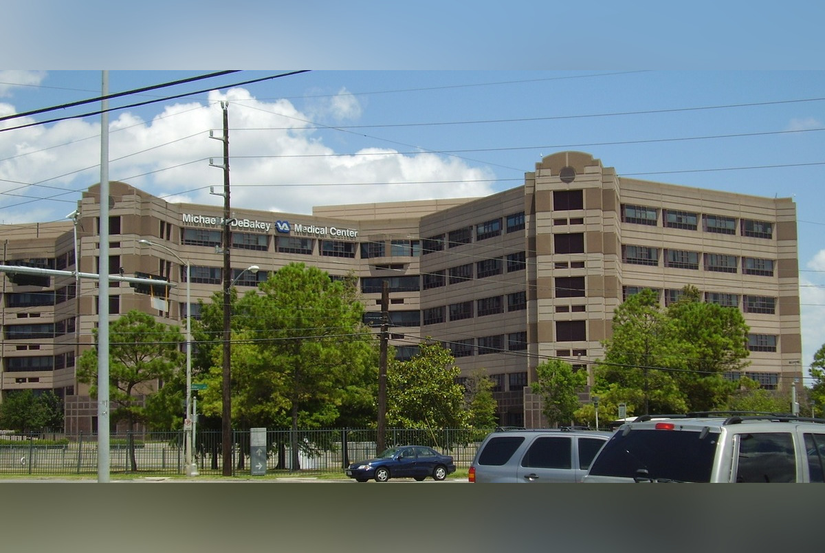 Houston VA Rolls In High-Tech Surgery Bots To Give Vets A Gentler Cut