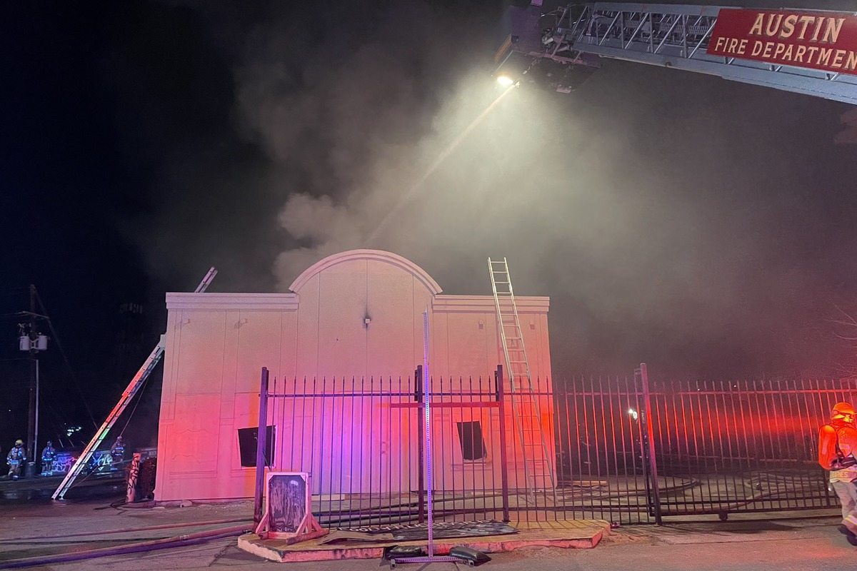 Oltorf Inferno Shuts Down Street As Austin Fire Crews Tame