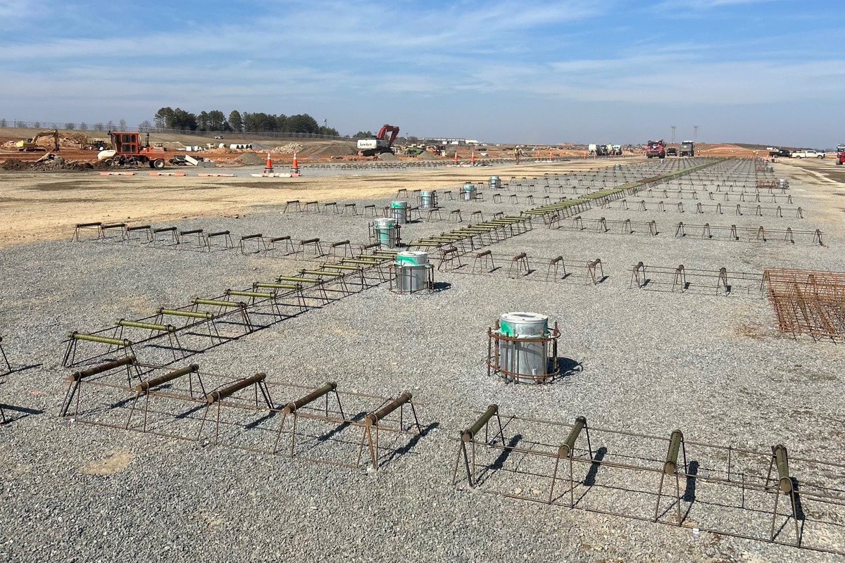 CLT Fourth Parallel Runway Paving Progress Ahead of 2027