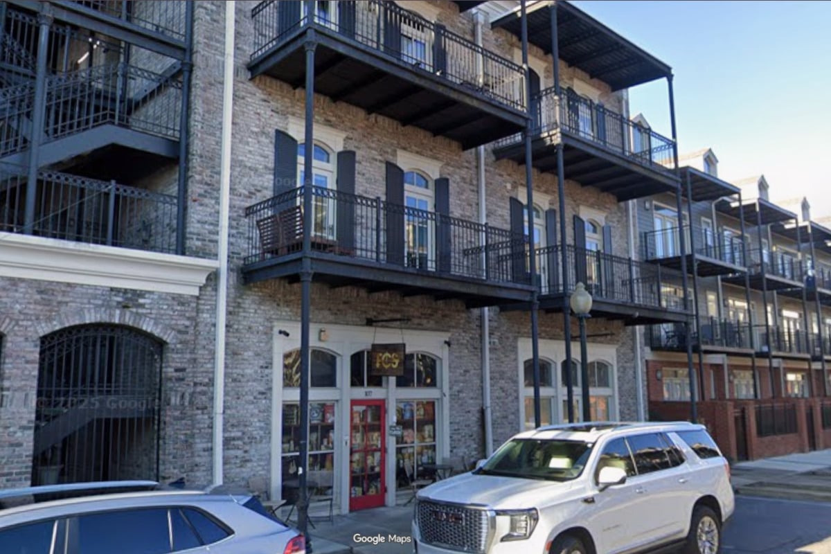 J Woods Sports Bar Touches Down In Harbor Town On Mud Island