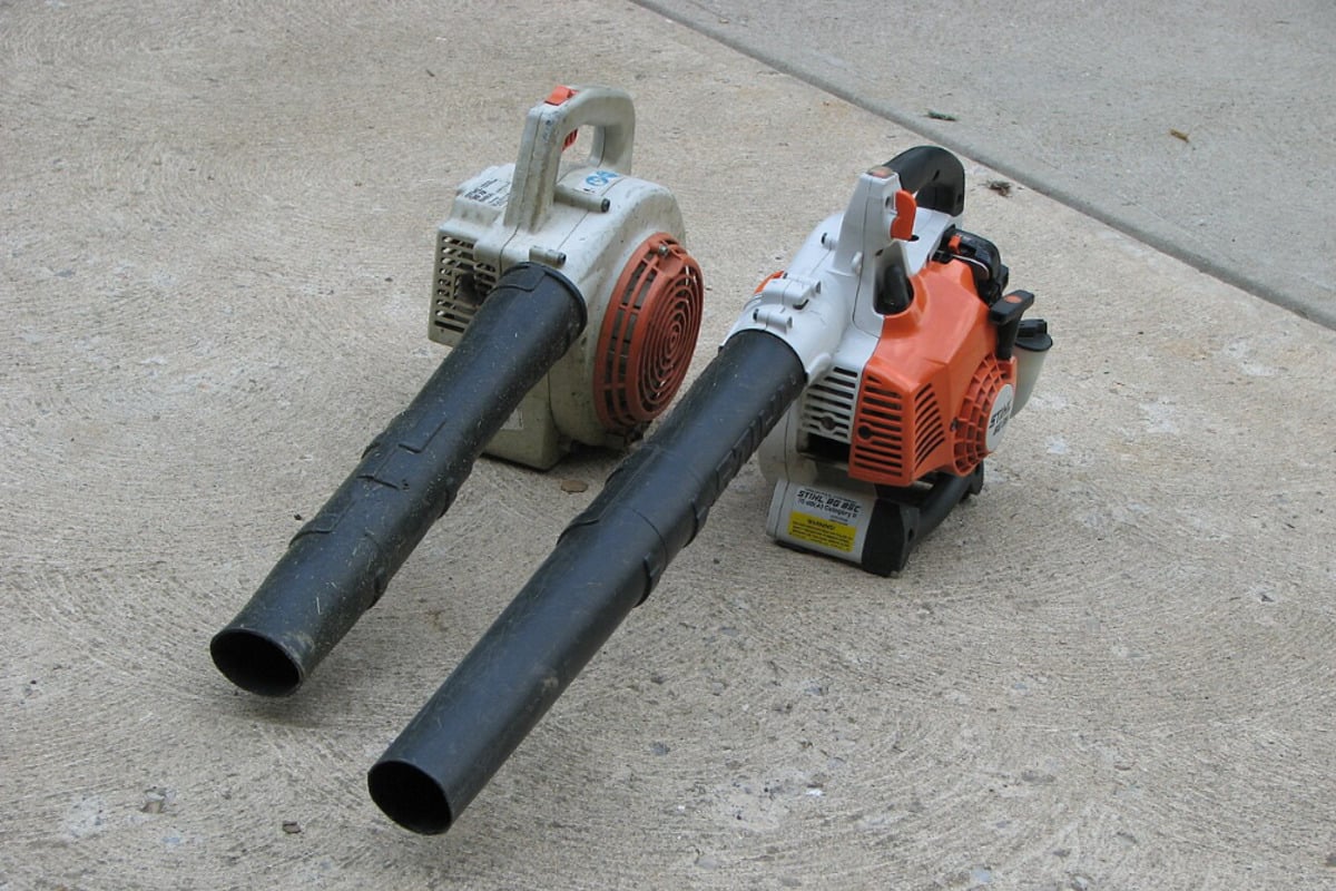 Lexington Bans Gas Leaf Blowers, Residents Must Go Electric