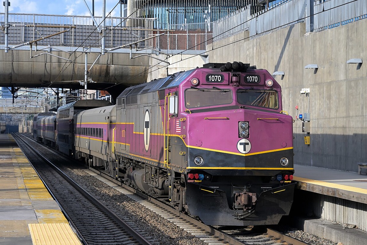 South Station derailment disrupts MBTA commuter rail service