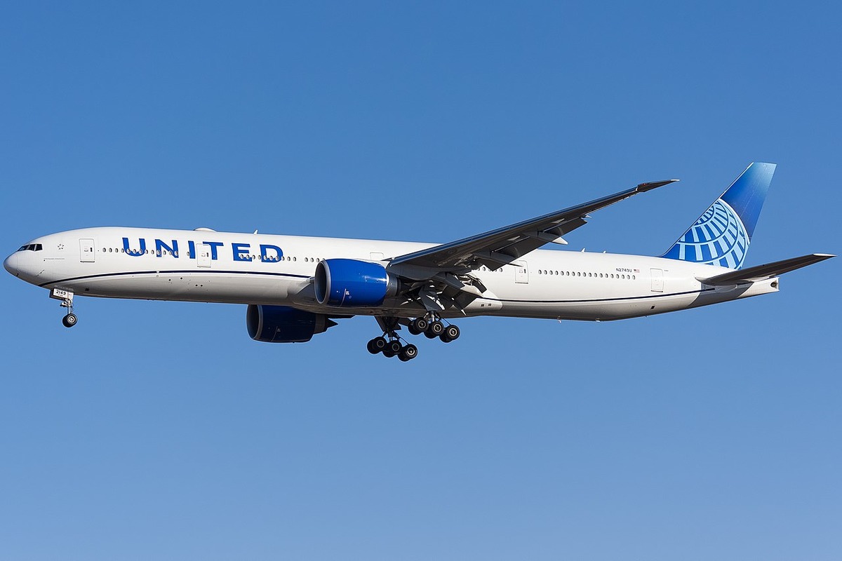 United Pilots Dodge Black Hawk Near John Wayne Airport
