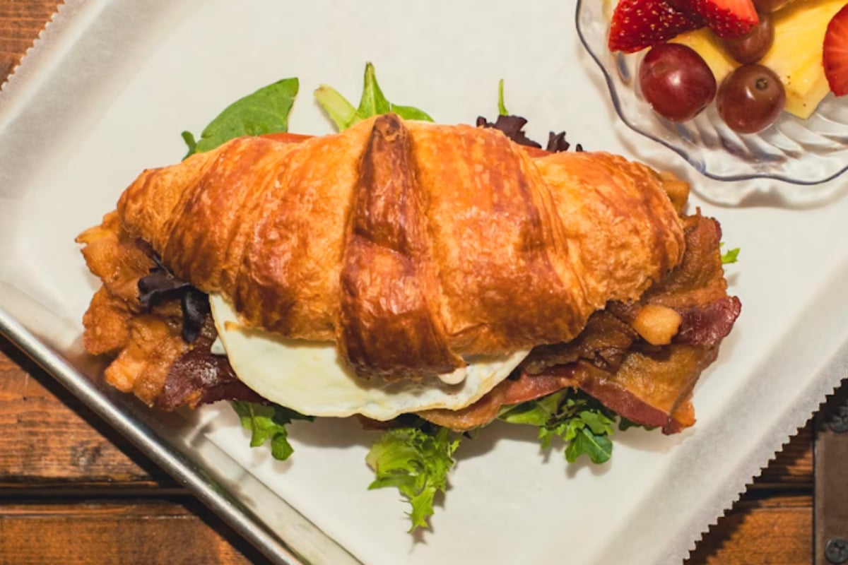 Six Years In The Rough, Fairway Tavern Swings Back To Life At Ewa