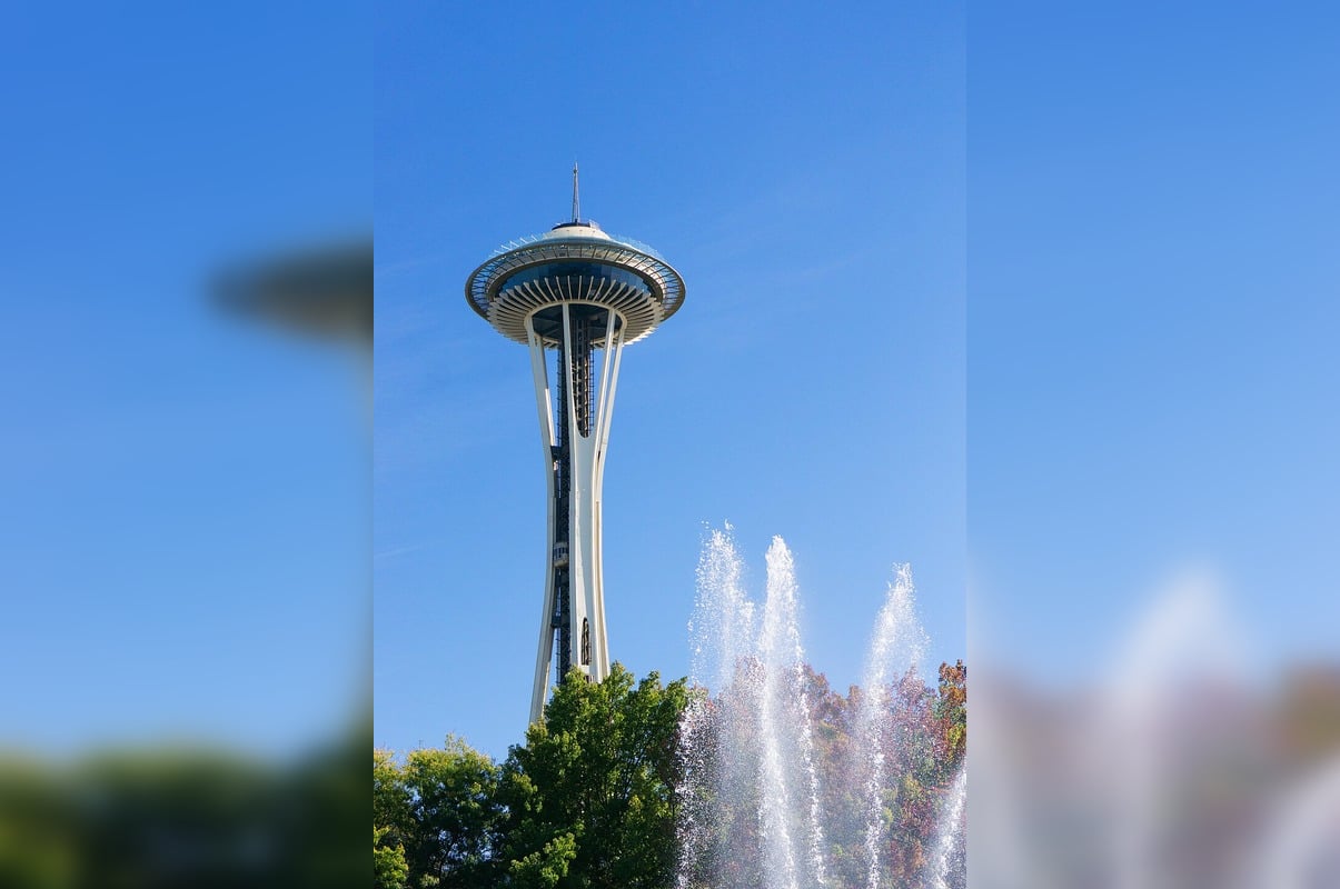 Space Needle Sky Show: Seattle Glow’s Giant Lantern Balloons Take Over