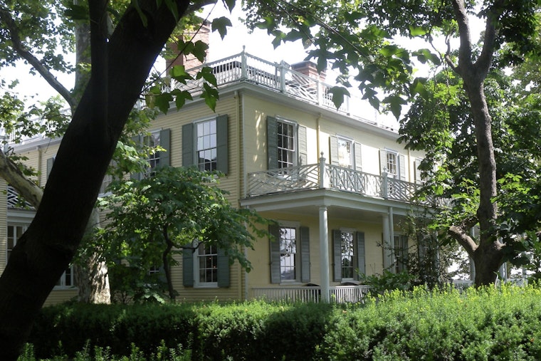 Protesters Confront Mamdani Outside Gracie Mansion Over Jewish Safety