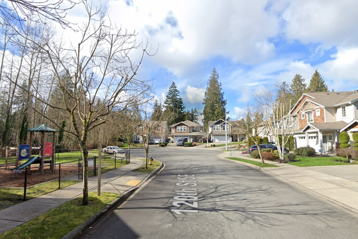Gunfire Rocks Silver Lake Block, Man Found Dead on Everett Sidewalk