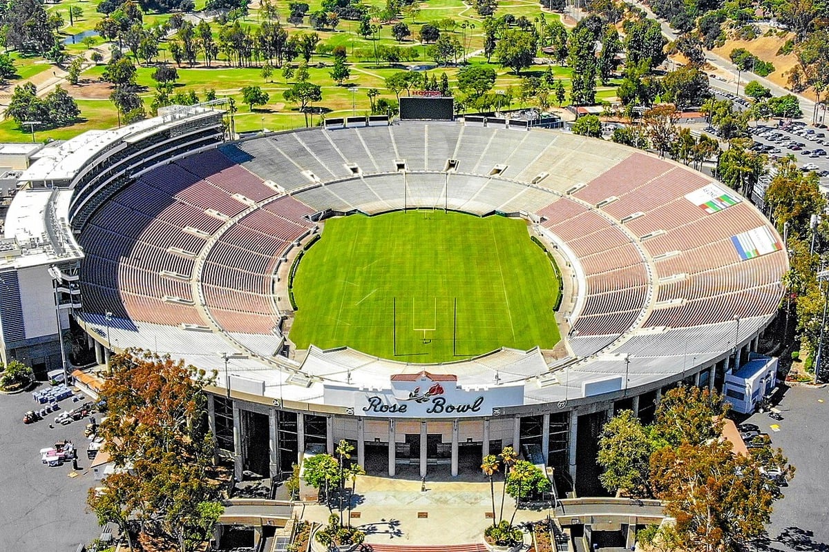 Mexico Beats Australia 1-0 at Packed Rose Bowl