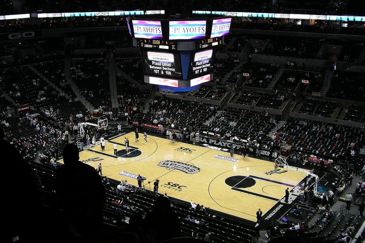 Spurs Draw 150-Mile Line Around San Antonio For Playoff Tickets
