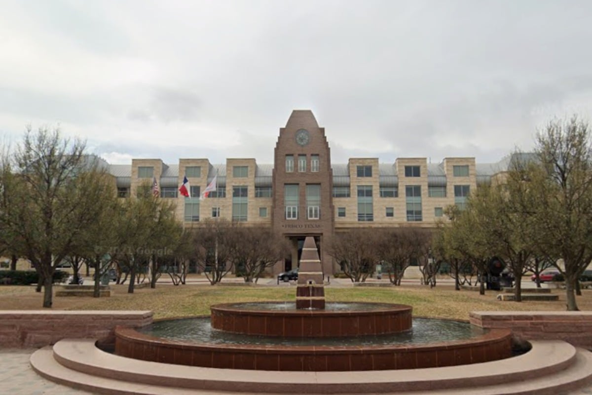 Armed Crowd Drowns Out Tiny Frisco City Hall Rally