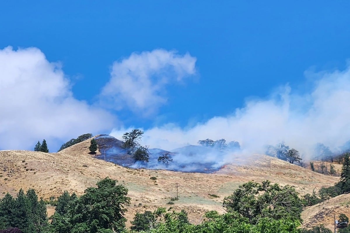 Lyle Hill Wildfire Explodes Above Gorge, Neighbors Told to Run