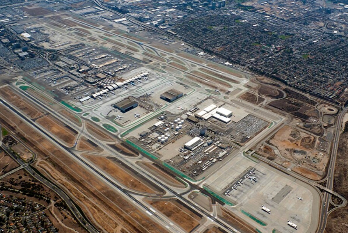Pilot Reports Possible Skydiver Near LAX