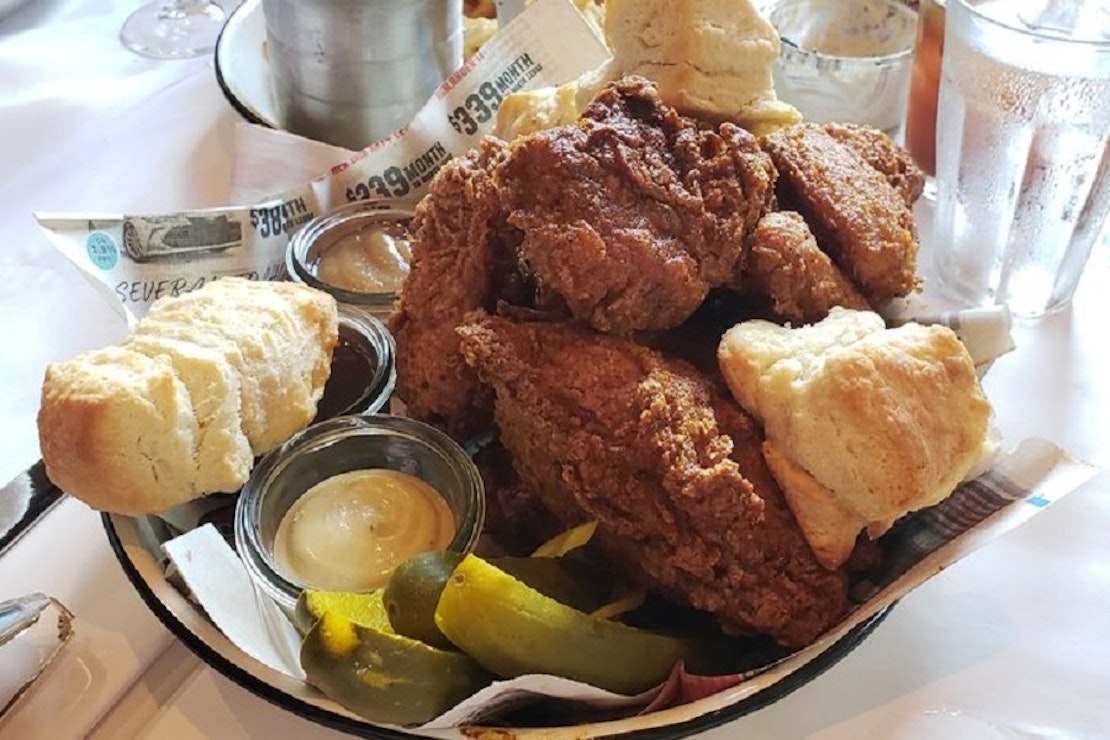 La Lucha opens in the Heights with seafood, fried chicken and more