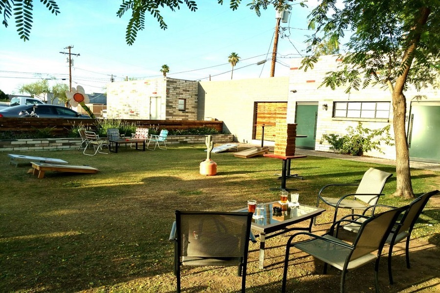 Check out 5 best affordable lounges in Phoenix